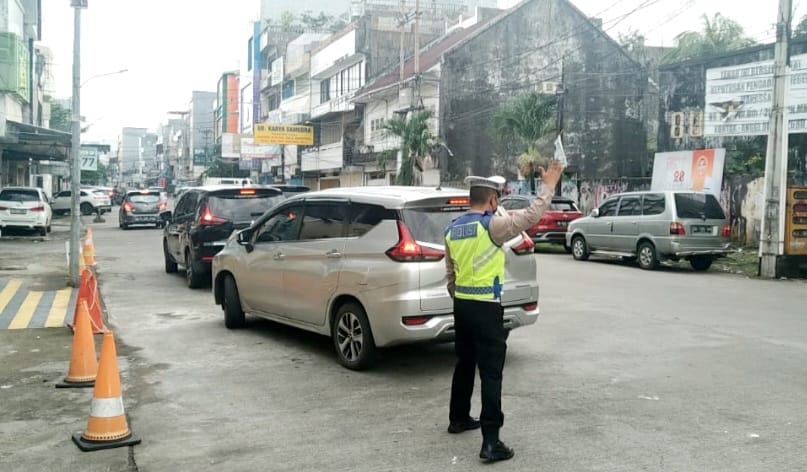 Unit Lantas Polsek Wajo Lakukan Pengaturan Lalulintas dan Bantu Anak ... Unit Lantas Polsek Wajo Lakukan Pengaturan Lalulintas dan Bantu Anak ...