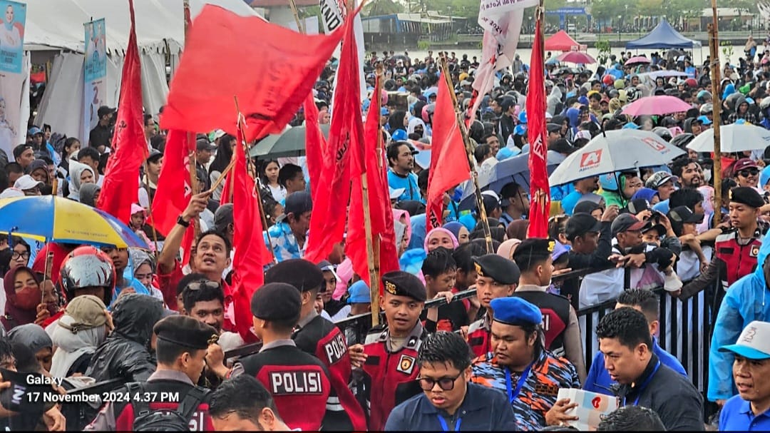 Pengurus dan Kader DPD PSI Makassar Merahkan Kampanye Akbar Sehati di Lapangan MNEK Pantai ...